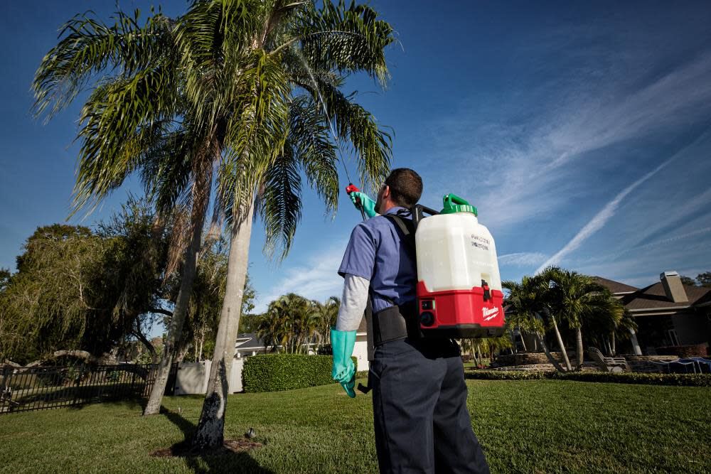 Milwaukee M18 SWITCH TANK 4 Gallon Backpack Sprayer (Bare Tool) 2820 ...