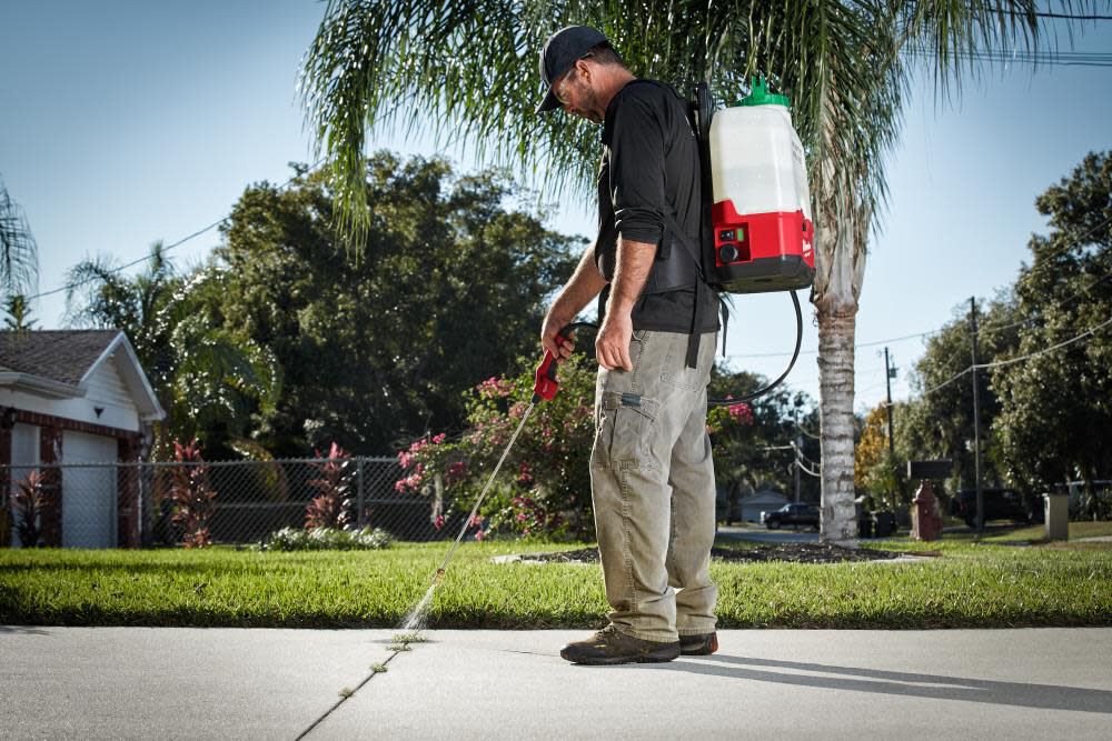 Milwaukee M18 SWITCH TANK 4 Gallon Backpack Sprayer (Bare Tool) 2820 ...