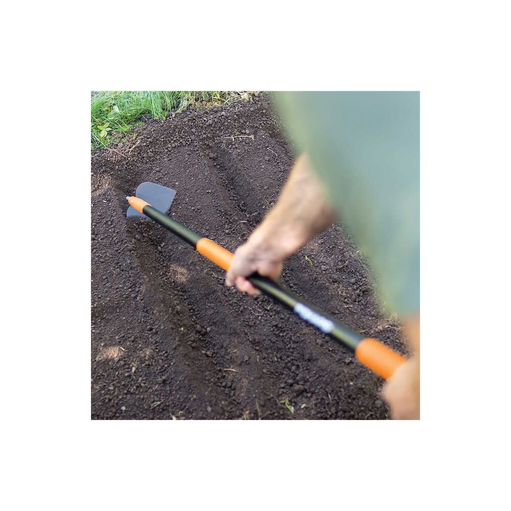 Fiskars Hoe 57.75in Steel Blade Fiberglass Handle 395170-1001 - Acme Tools