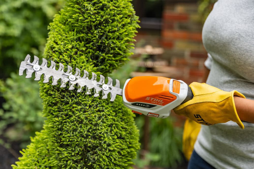 Stihl HSA 26 Cordless Battery-Powered Garden Shrub Shear Kit HA03 011 ...