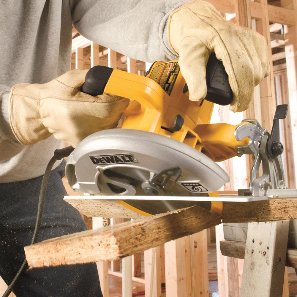 DEWALT 7-1/4-in Lightweight Circular Saw with Electric Brake DWE575SB ...