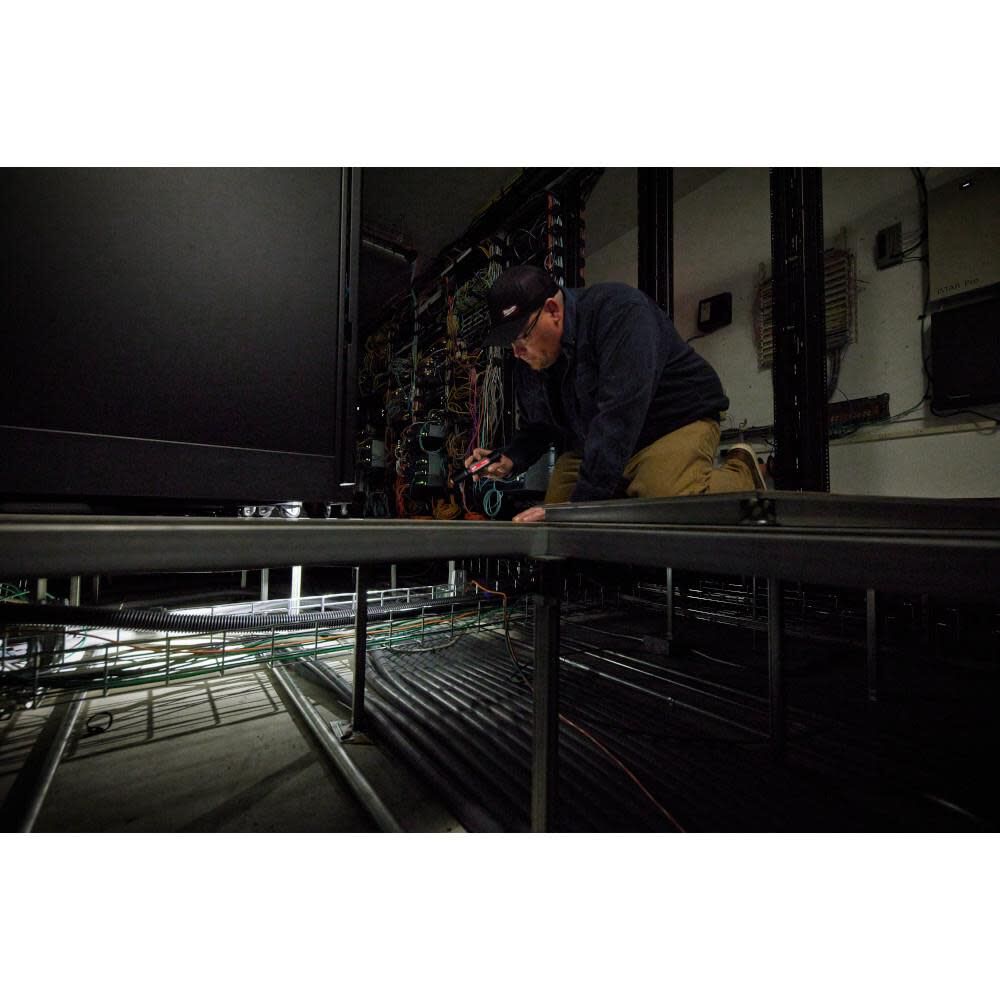 Milwaukee REDLITHIUM USB Flashlight Kit 2000 Lumen Slide Focus 2162-21 - Acme Tools