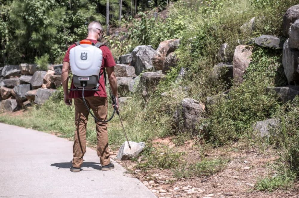 Husqvarna Cordless Battery Backpack Sprayer 4 Gallon 598 96 75-01 ...