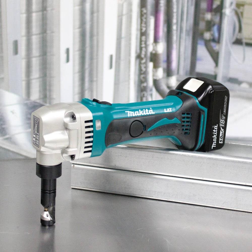 Makita 18 Volt LXT Lithium-Ion Cordless 16 Gauge Nibbler Kit 5.0 Ah ...